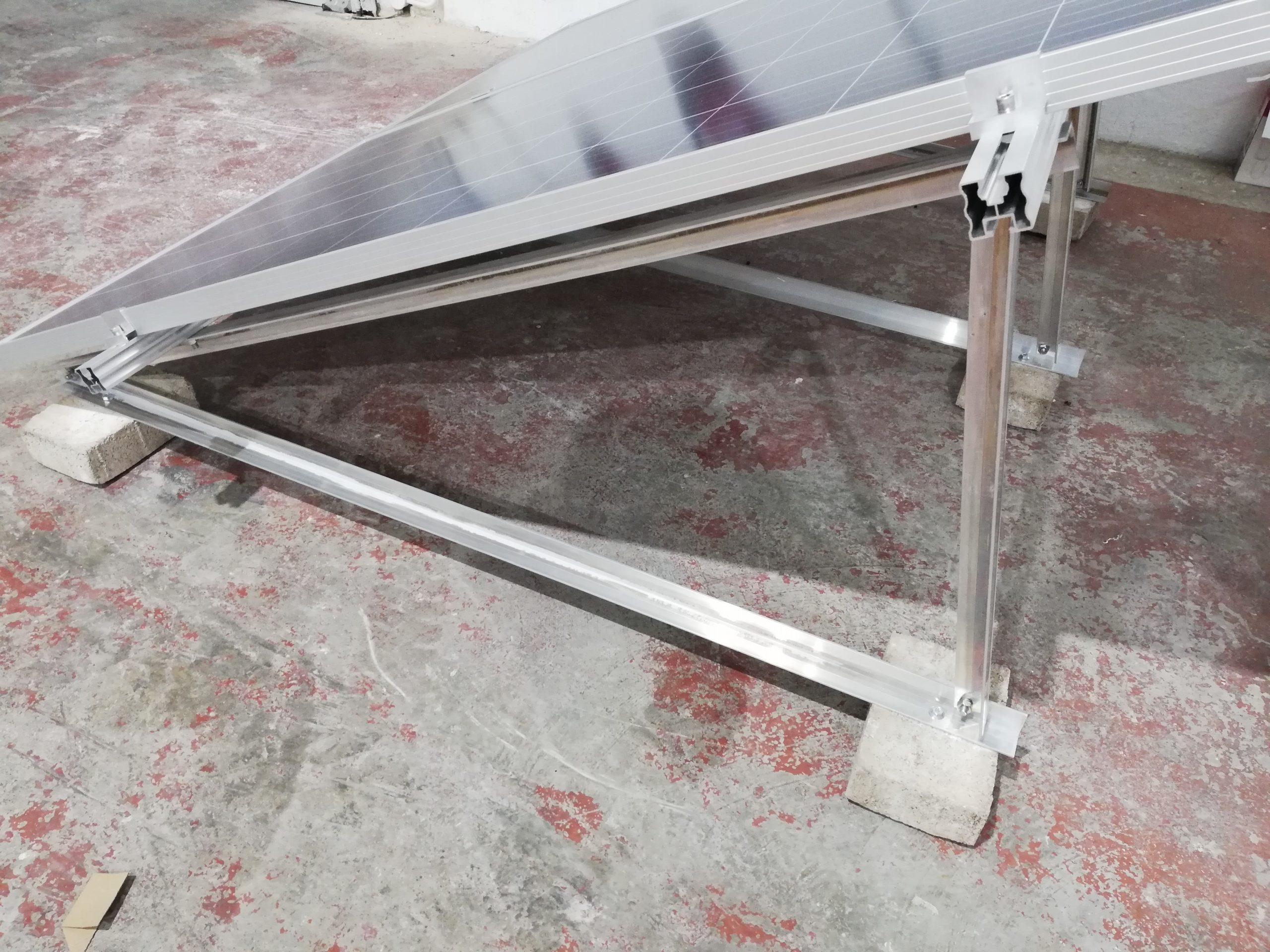 Estructura Inclinada con Triángulos - Luzma Solar